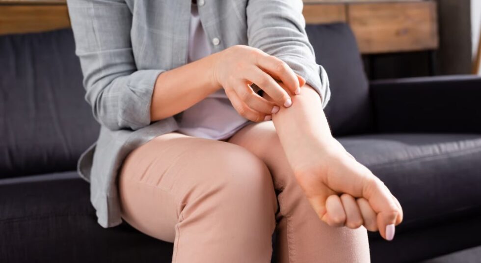 Itchy Skin with No Rash: Causes Explained (Guide)